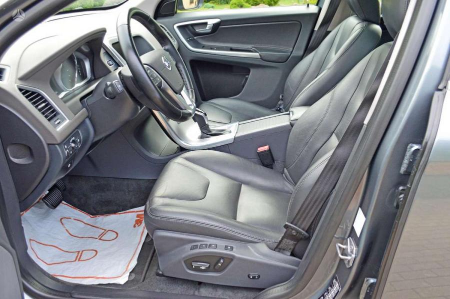 Grey Volvo XC60 2017 in Vilnius, with an engine capacity of 2.40 L and mileage of 175 thousand km for 16750 €, photo 15 on AUTOMOTO.COM.LV