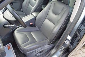 Grey Volvo XC60 2017 in Vilnius, with an engine capacity of 2.40 L and mileage of 175 thousand km for 16750 €, photo 16 on AUTOMOTO.COM.LV
