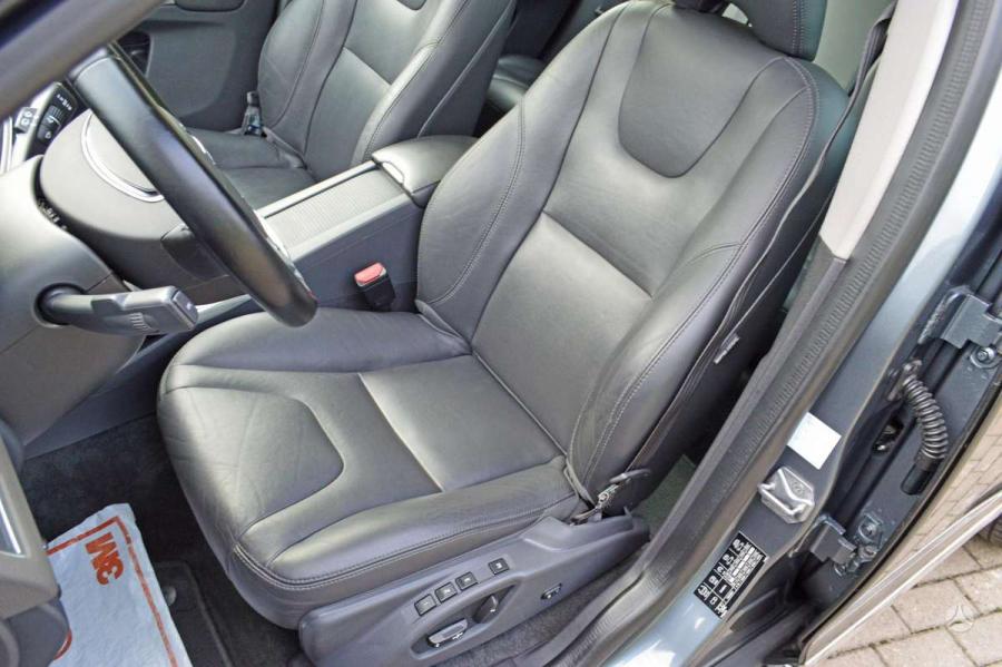 Grey Volvo XC60 2017 in Vilnius, with an engine capacity of 2.40 L and mileage of 175 thousand km for 16750 €, photo 16 on AUTOMOTO.COM.LV