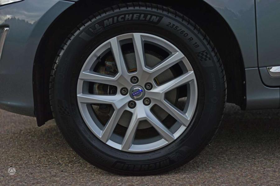 Grey Volvo XC60 2017 in Vilnius, with an engine capacity of 2.40 L and mileage of 175 thousand km for 16750 €, photo 34 on AUTOMOTO.COM.LV