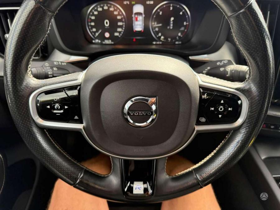 Grey Volvo XC60 2017 in Siauliai, with an engine capacity of 1.97 L and mileage of 263 thousand km for 17900 €, photo 10 on AUTOMOTO.COM.LV