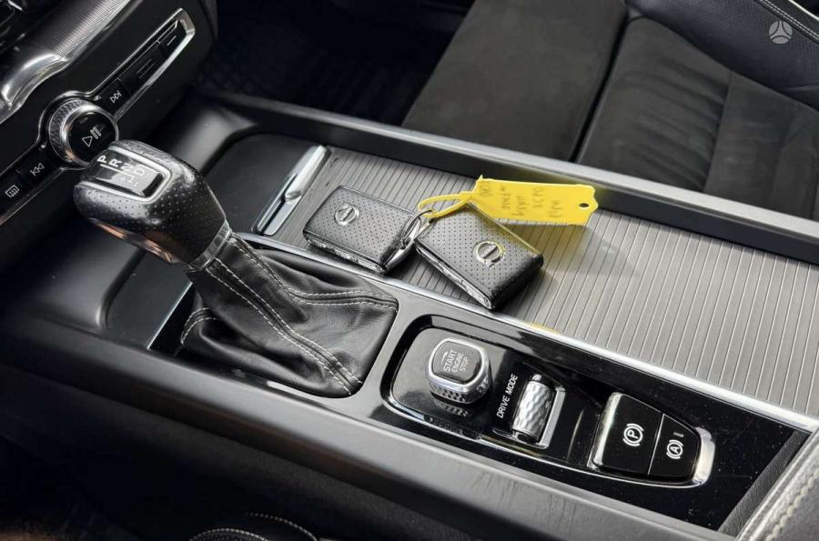 Grey Volvo XC60 2017 in Siauliai, with an engine capacity of 1.97 L and mileage of 263 thousand km for 17900 €, photo 14 on AUTOMOTO.COM.LV