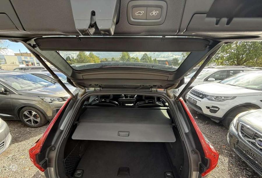 Grey Volvo XC60 2017 in Siauliai, with an engine capacity of 1.97 L and mileage of 263 thousand km for 17900 €, photo 17 on AUTOMOTO.COM.LV
