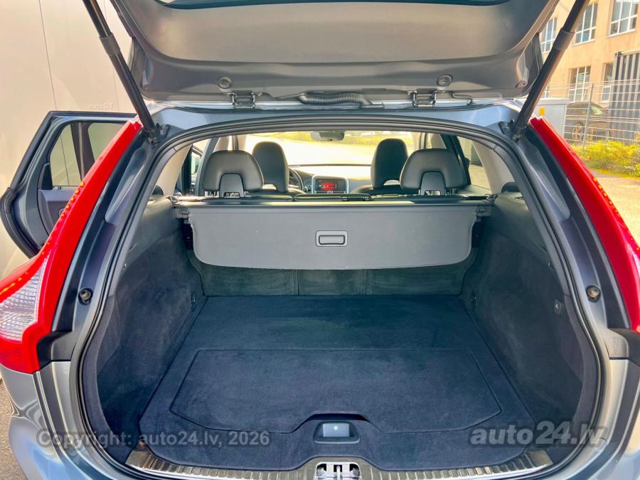 Grey Volvo XC60 2017 in Tallinn, with an engine capacity of 2.40 L and mileage of 0 thousand km for 16999 €, photo 25 on AUTOMOTO.COM.LV