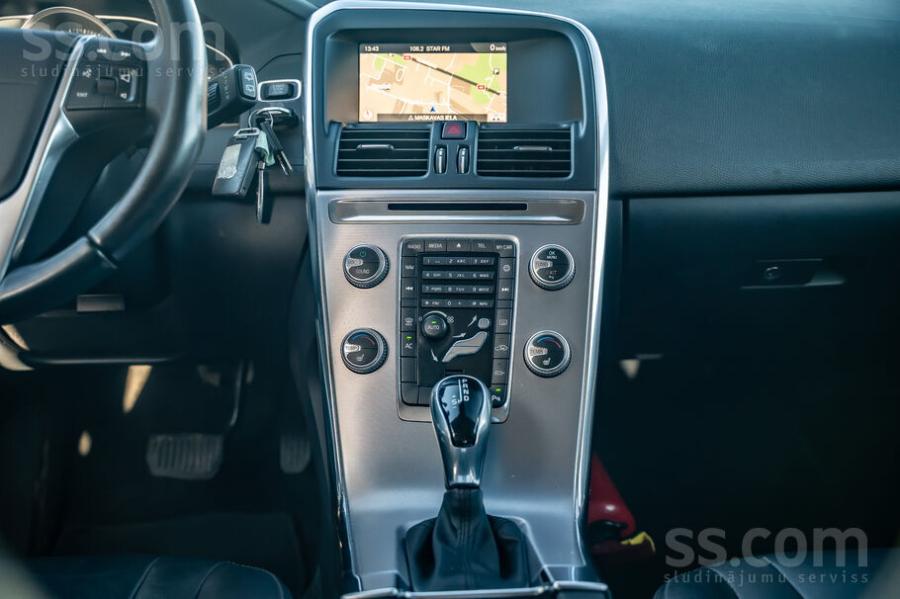 Grey Volvo XC60 2017 in Riga, with an engine capacity of 2.00 L and mileage of 167 thousand km for 13990 €, photo 10 on AUTOMOTO.COM.LV