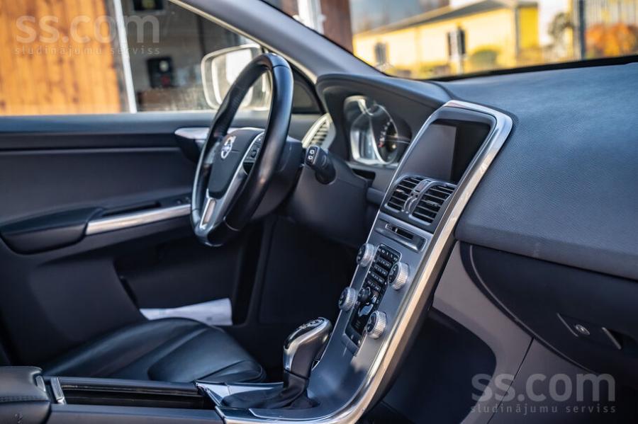 Grey Volvo XC60 2017 in Riga, with an engine capacity of 2.00 L and mileage of 167 thousand km for 13990 €, photo 14 on AUTOMOTO.COM.LV