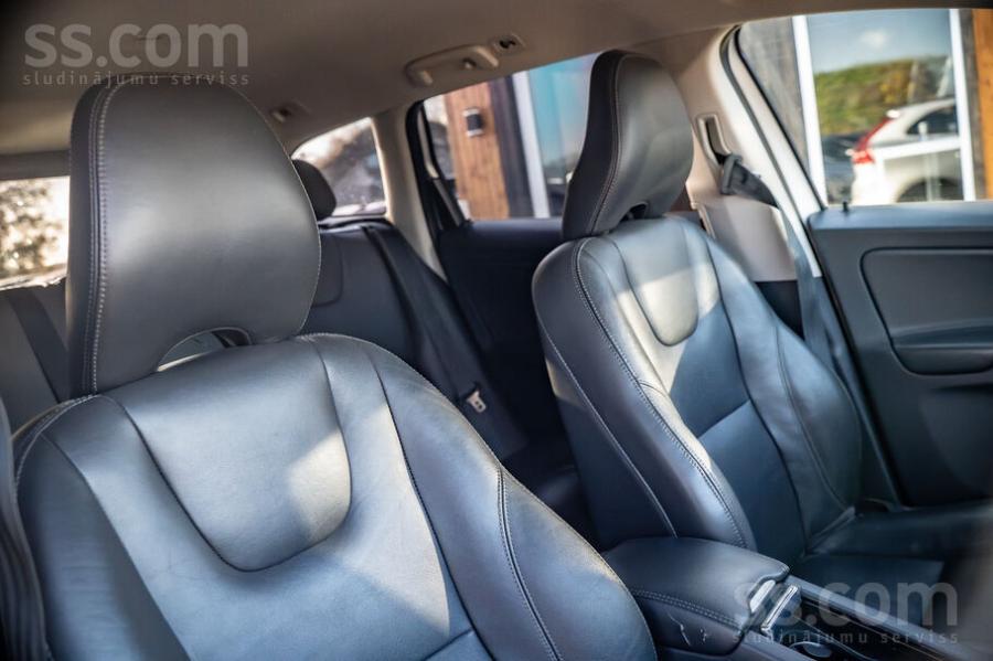 Grey Volvo XC60 2017 in Riga, with an engine capacity of 2.00 L and mileage of 167 thousand km for 13990 €, photo 20 on AUTOMOTO.COM.LV