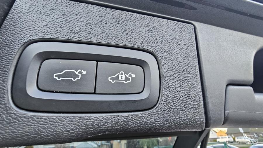 Grey Volvo XC60 2018 in Prienai, with an engine capacity of 2.00 L and mileage of 240 thousand km for 21600 €, photo 30 on AUTOMOTO.COM.LV