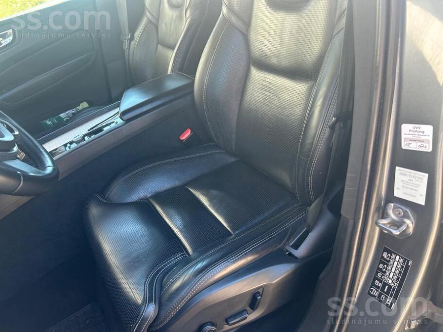 Grey Volvo XC60 2018 in Bauska, with an engine capacity of 2.00 L and mileage of 245 thousand km for 21200 €, photo 6 on AUTOMOTO.COM.LV