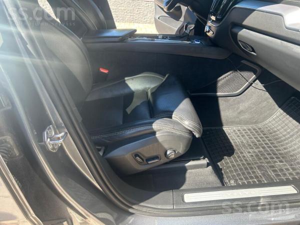 Grey Volvo XC60 2018 in Bauska, with an engine capacity of 2.00 L and mileage of 245 thousand km for 21200 €, photo 7 on AUTOMOTO.COM.LV