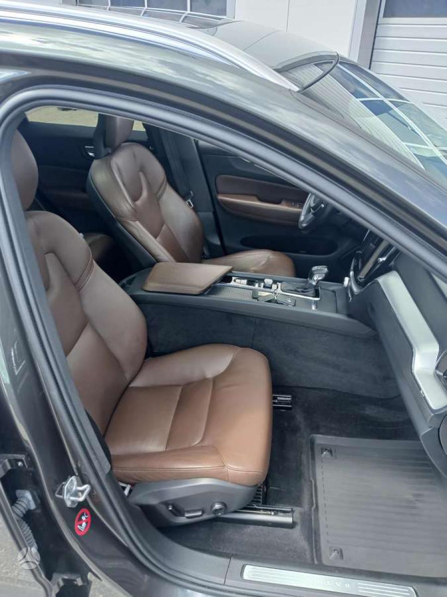 Grey Volvo XC60 2018 in Kaunas, with an engine capacity of 2.00 L and mileage of 131 thousand km for 21700 €, photo 14 on AUTOMOTO.COM.LV