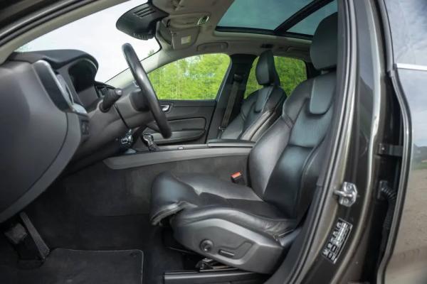 Pelēks Volvo XC60 2018 Grobiņa, ar dzinēja tilpumu 2.00 L un nobraukumu 275 tūkst. km par 21999 €, foto 9 vietnē AUTOMOTO.COM.LV