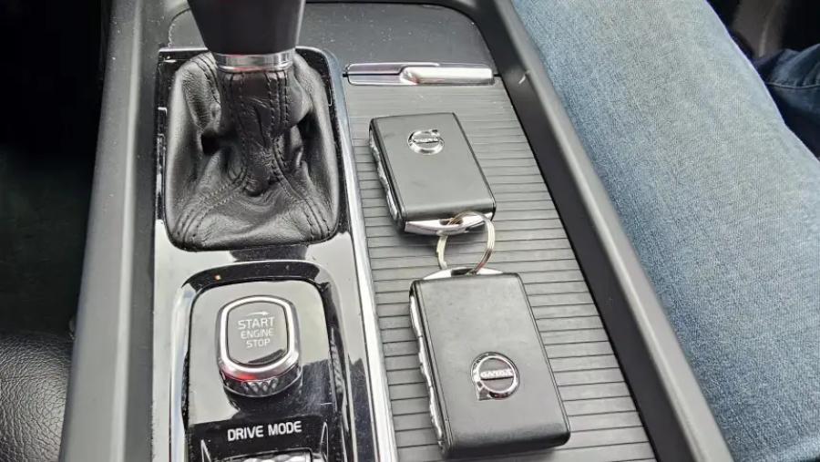 Pelēks Volvo XC60 2018 Rīga, ar dzinēja tilpumu 2.00 L un nobraukumu 257 tūkst. km par 19950 €, foto 23 vietnē AUTOMOTO.COM.LV