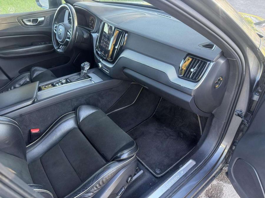 Grey Volvo XC60 2018 in Taurage, with an engine capacity of 1.97 L and mileage of 246 thousand km for 17900 €, photo 12 on AUTOMOTO.COM.LV