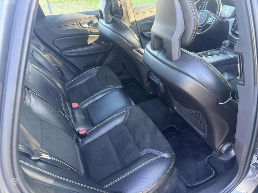 Grey Volvo XC60 2018 in Taurage, with an engine capacity of 1.97 L and mileage of 246 thousand km for 17900 €, photo 14 on AUTOMOTO.COM.LV