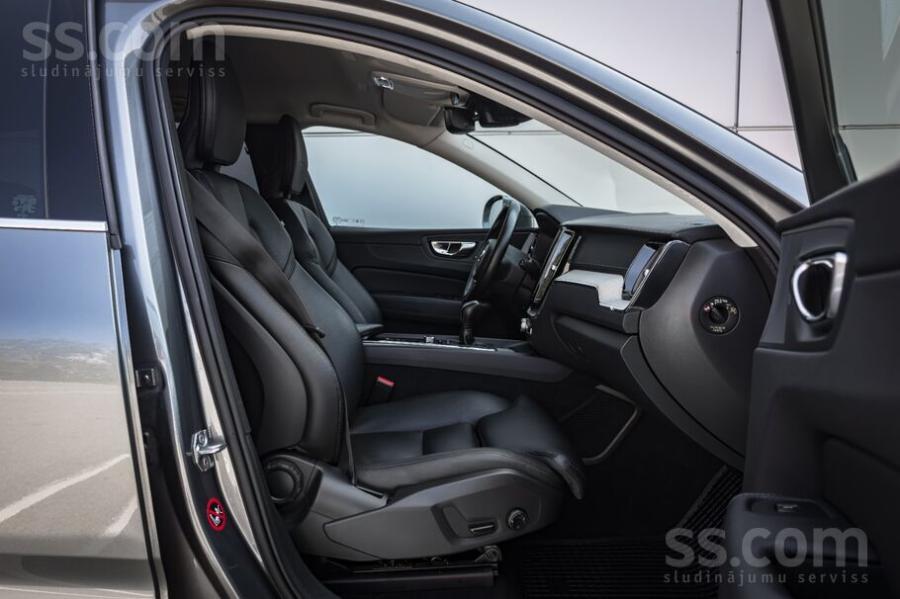 Grey Volvo XC60 2018 in Riga, with an engine capacity of 2.00 L and mileage of 260 thousand km for 17950 €, photo 12 on AUTOMOTO.COM.LV