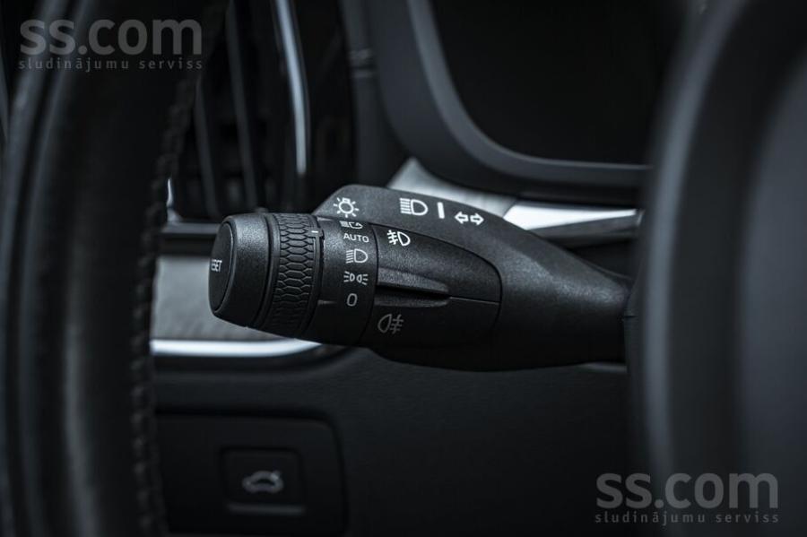Grey Volvo XC60 2018 in Riga, with an engine capacity of 2.00 L and mileage of 260 thousand km for 17950 €, photo 17 on AUTOMOTO.COM.LV