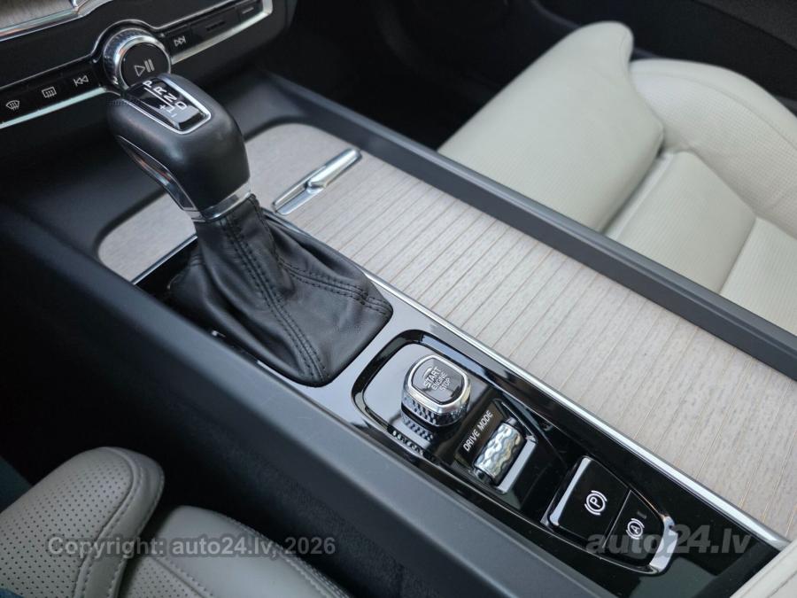 Grey Volvo XC60 2018 in Tallinn, with an engine capacity of 2.00 L and mileage of 106 thousand km for 26900 €, photo 17 on AUTOMOTO.COM.LV