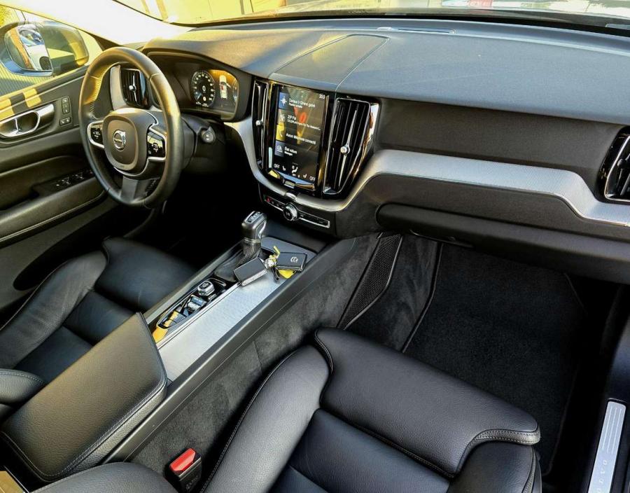 Grey Volvo XC60 2018 in Taurage, with an engine capacity of 1.97 L and mileage of 183 thousand km for 20700 €, photo 28 on AUTOMOTO.COM.LV