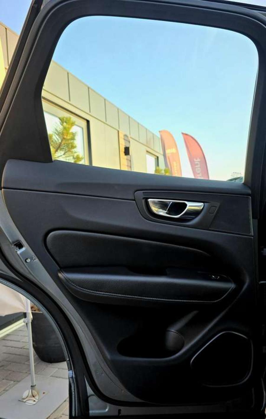 Grey Volvo XC60 2018 in Taurage, with an engine capacity of 1.97 L and mileage of 183 thousand km for 20700 €, photo 38 on AUTOMOTO.COM.LV