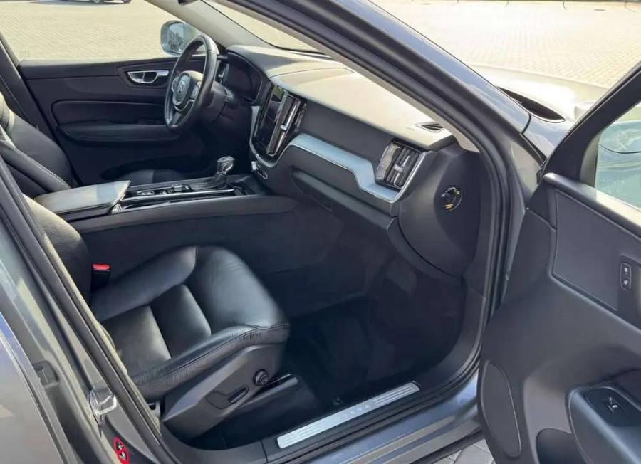 Grey Volvo XC60 2018 in Telschi, with an engine capacity of 2.40 L and mileage of 267 thousand km for 16990 €, photo 15 on AUTOMOTO.COM.LV
