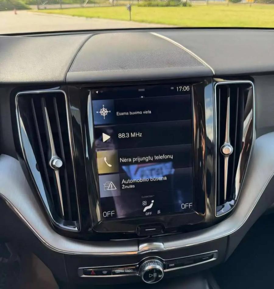 Grey Volvo XC60 2018 in Telschi, with an engine capacity of 2.40 L and mileage of 267 thousand km for 16990 €, photo 18 on AUTOMOTO.COM.LV