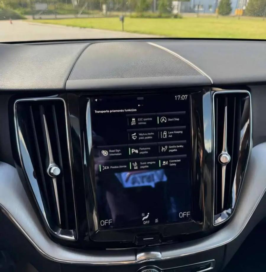 Grey Volvo XC60 2018 in Telschi, with an engine capacity of 2.40 L and mileage of 267 thousand km for 16990 €, photo 20 on AUTOMOTO.COM.LV