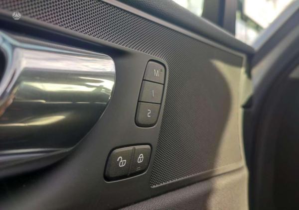 Grey Volvo XC60 2018 in Kaunas, with an engine capacity of 1.97 L and mileage of 55 thousand km for 21900 €, photo 7 on AUTOMOTO.COM.LV