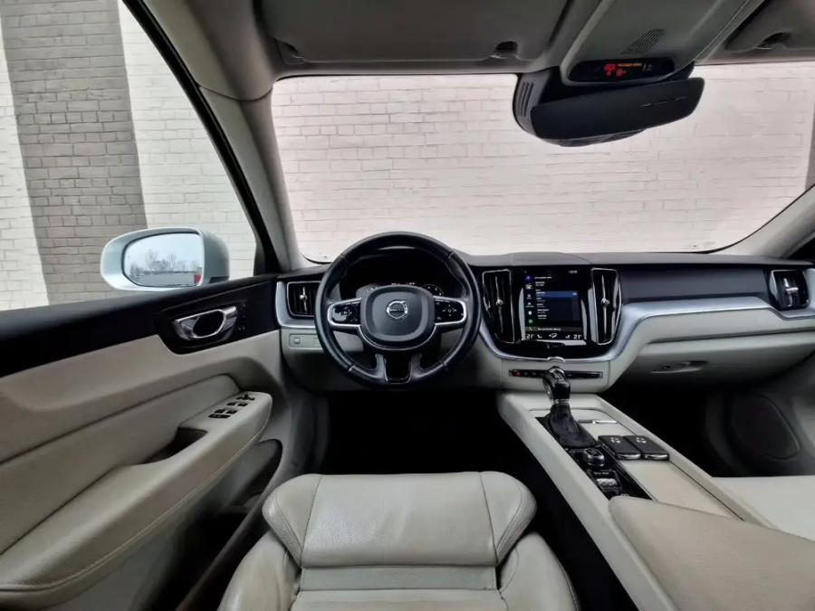 Grey Volvo XC60 2019 in Riga, with an engine capacity of 2.00 L and mileage of 85 thousand km for 27000 €, photo 4 on AUTOMOTO.COM.LV