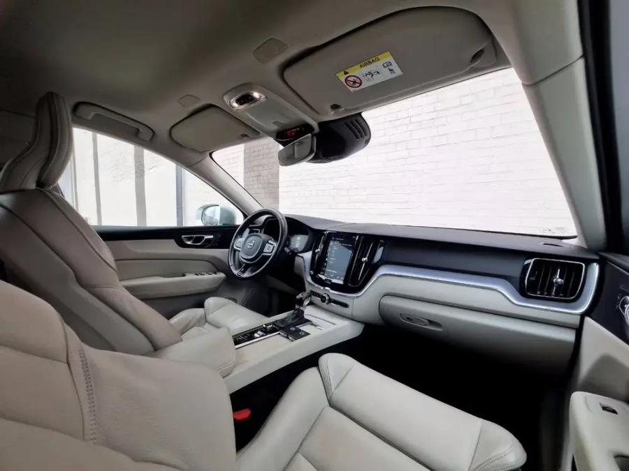 Grey Volvo XC60 2019 in Riga, with an engine capacity of 2.00 L and mileage of 85 thousand km for 27000 €, photo 6 on AUTOMOTO.COM.LV