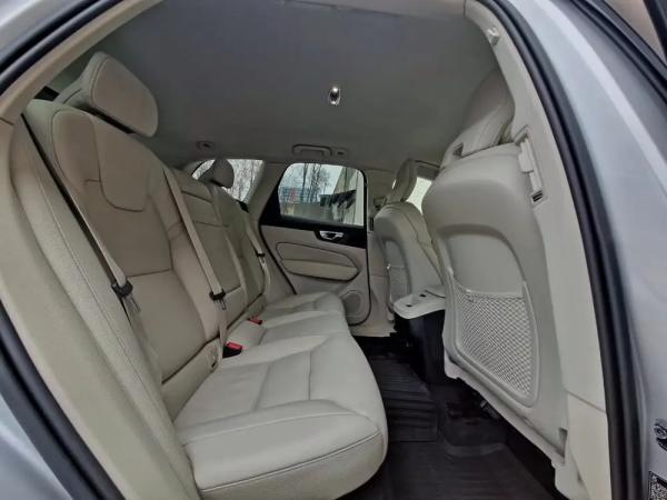 Grey Volvo XC60 2019 in Riga, with an engine capacity of 2.00 L and mileage of 85 thousand km for 27000 €, photo 7 on AUTOMOTO.COM.LV