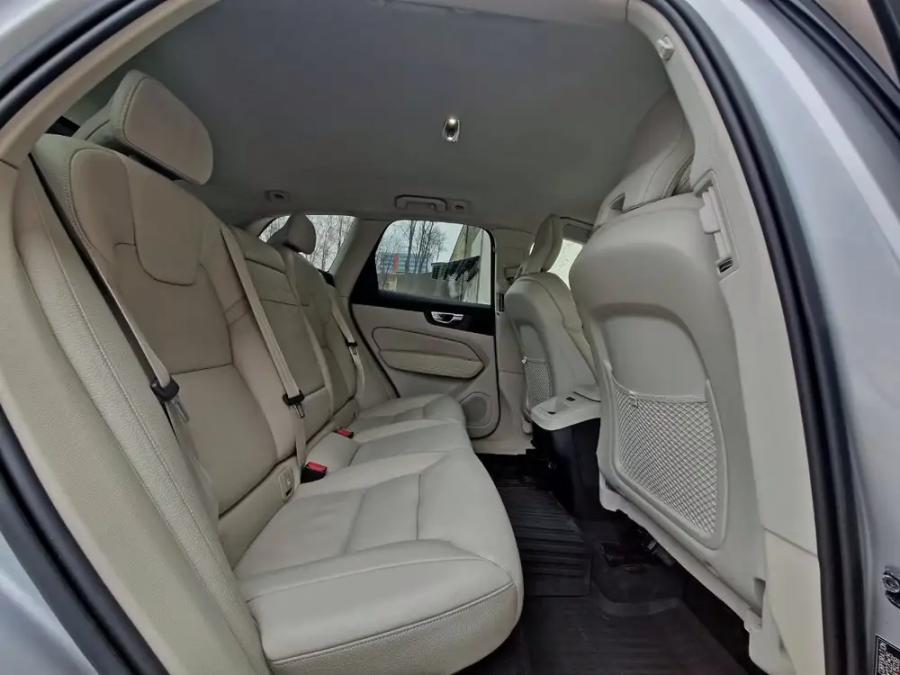 Grey Volvo XC60 2019 in Riga, with an engine capacity of 2.00 L and mileage of 85 thousand km for 27000 €, photo 8 on AUTOMOTO.COM.LV