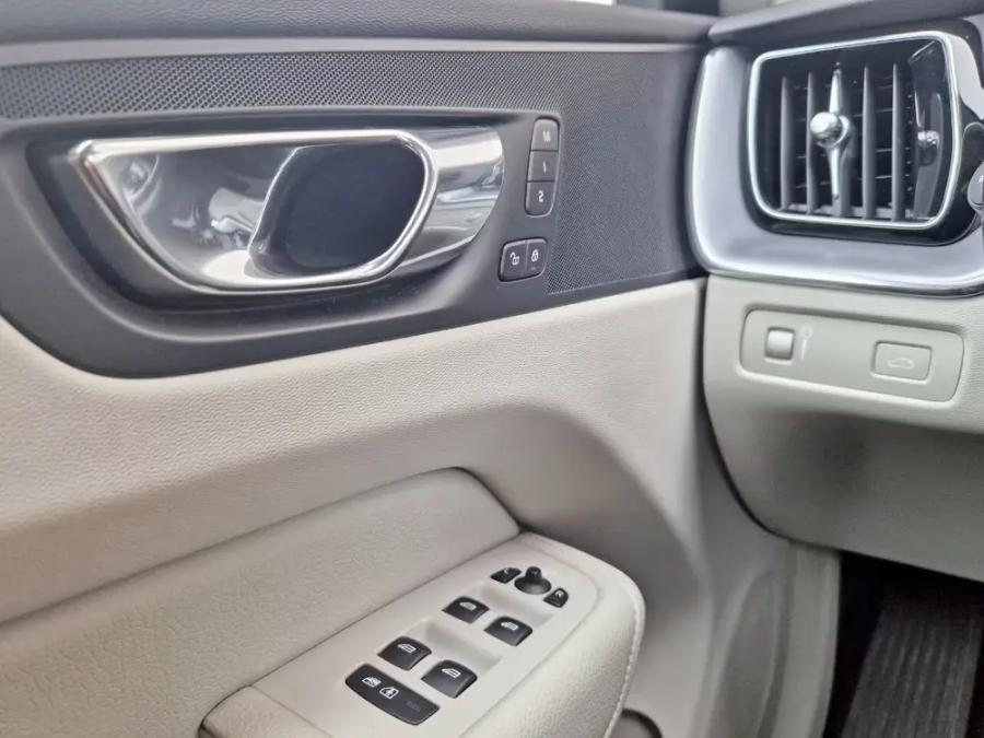 Grey Volvo XC60 2019 in Riga, with an engine capacity of 2.00 L and mileage of 85 thousand km for 27000 €, photo 15 on AUTOMOTO.COM.LV