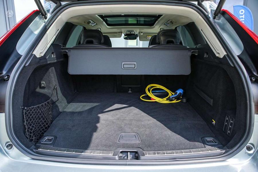 Grey Volvo XC60 2019 in Kaunas, with an engine capacity of 1.97 L and mileage of 201 thousand km for 24950 €, photo 16 on AUTOMOTO.COM.LV
