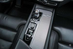 Grey Volvo XC60 2019 in Kaunas, with an engine capacity of 1.97 L and mileage of 201 thousand km for 24950 €, photo 26 on AUTOMOTO.COM.LV