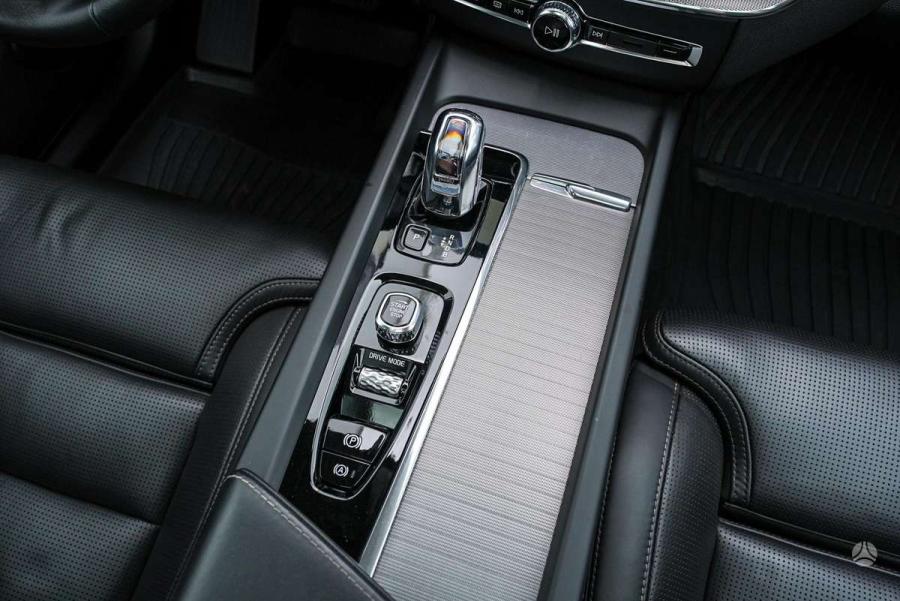 Grey Volvo XC60 2019 in Kaunas, with an engine capacity of 1.97 L and mileage of 201 thousand km for 24950 €, photo 26 on AUTOMOTO.COM.LV