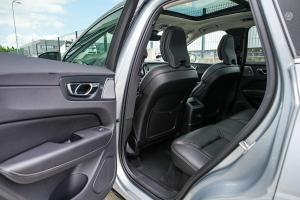 Grey Volvo XC60 2019 in Kaunas, with an engine capacity of 1.97 L and mileage of 201 thousand km for 24950 €, photo 38 on AUTOMOTO.COM.LV