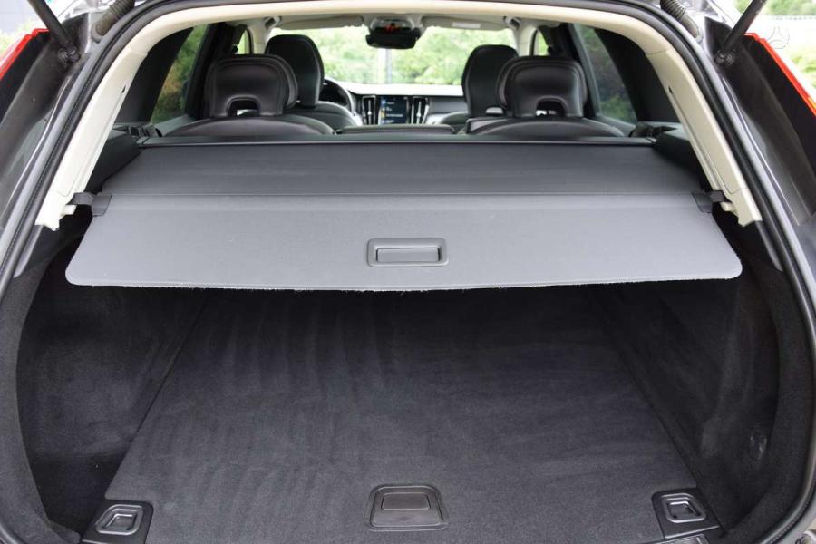 Grey Volvo XC60 2019 in Vilnius, with an engine capacity of 1.97 L and mileage of 250 thousand km for 19500 €, photo 25 on AUTOMOTO.COM.LV