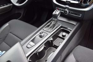Grey Volvo XC60 2019 in Vilnius, with an engine capacity of 1.97 L and mileage of 250 thousand km for 19500 €, photo 47 on AUTOMOTO.COM.LV