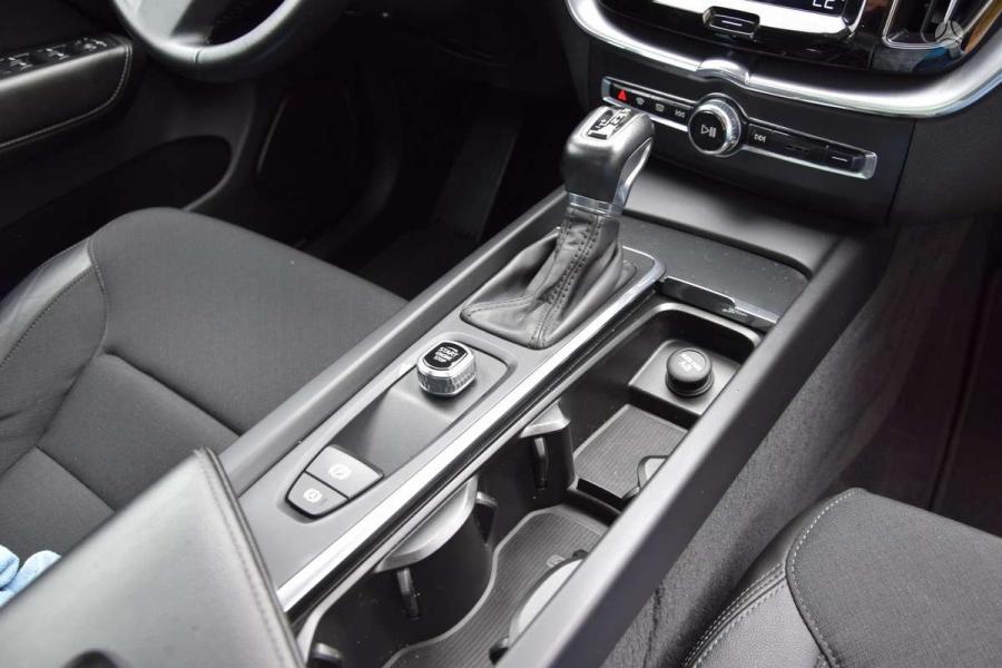 Grey Volvo XC60 2019 in Vilnius, with an engine capacity of 1.97 L and mileage of 250 thousand km for 19500 €, photo 47 on AUTOMOTO.COM.LV