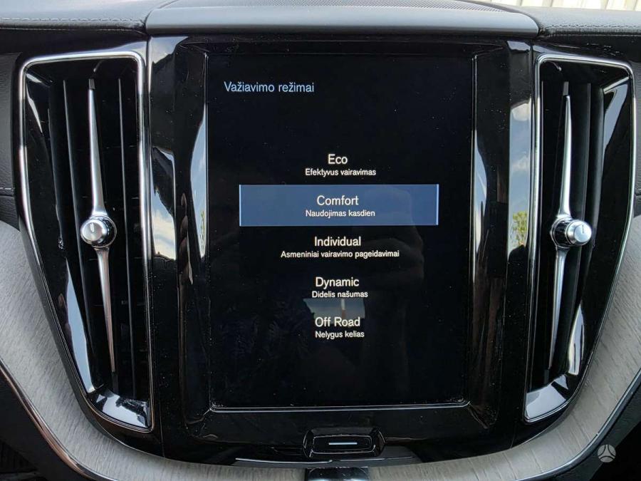 Grey Volvo XC60 2019 in Vilnius, with an engine capacity of 1.97 L and mileage of 283 thousand km for 20900 €, photo 22 on AUTOMOTO.COM.LV