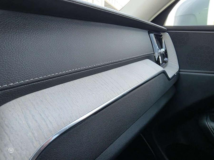 Grey Volvo XC60 2019 in Vilnius, with an engine capacity of 1.97 L and mileage of 283 thousand km for 20900 €, photo 28 on AUTOMOTO.COM.LV