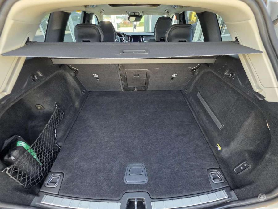 Grey Volvo XC60 2019 in Vilnius, with an engine capacity of 1.97 L and mileage of 283 thousand km for 20900 €, photo 35 on AUTOMOTO.COM.LV