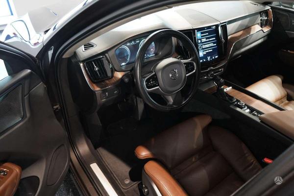 Grey Volvo XC60 2019 in Vilnius, with an engine capacity of 1.97 L and mileage of 301 thousand km for 19500 €, photo 8 on AUTOMOTO.COM.LV