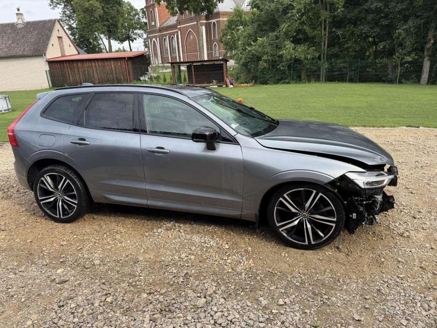 Grey Volvo XC60 2020 in Akmene, with an engine capacity of 1.97 L and mileage of 95 thousand km for 11000 €, photo 4 on AUTOMOTO.COM.LV
