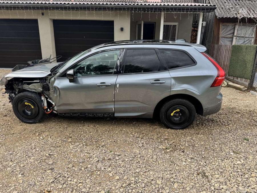 Grey Volvo XC60 2020 in Akmene, with an engine capacity of 1.97 L and mileage of 95 thousand km for 11000 €, photo 6 on AUTOMOTO.COM.LV