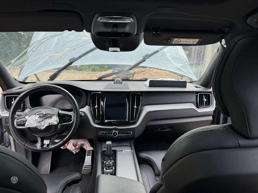 Grey Volvo XC60 2020 in Akmene, with an engine capacity of 1.97 L and mileage of 95 thousand km for 11000 €, photo 8 on AUTOMOTO.COM.LV
