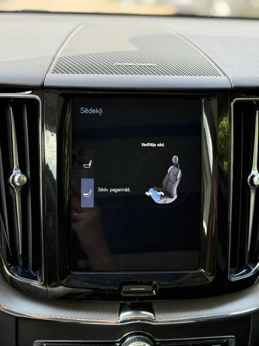 Pelēks Volvo XC60 2020 Rīga, ar dzinēja tilpumu 2.00 L un nobraukumu 105 tūkst. km par 24200 €, foto 18 vietnē AUTOMOTO.COM.LV