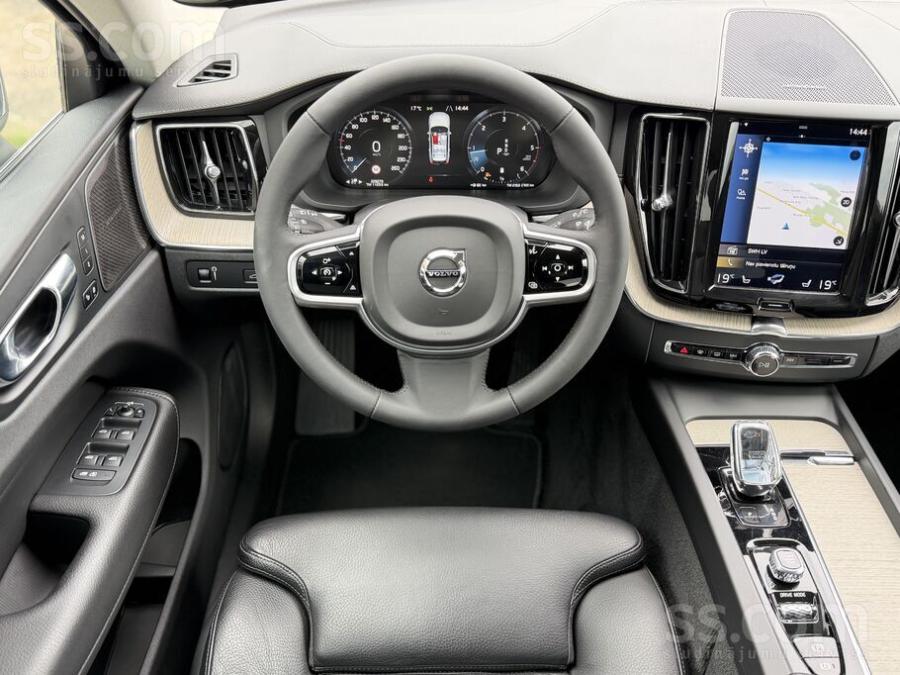 Grey Volvo XC60 2020 in Riga, with an engine capacity of 2.00 L and mileage of 229 thousand km for 23500 €, photo 6 on AUTOMOTO.COM.LV