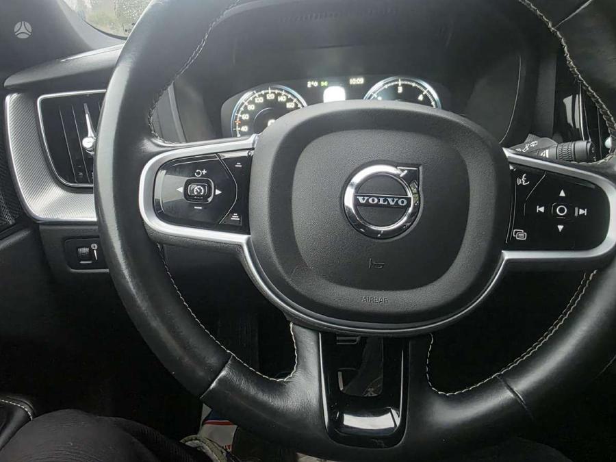 Grey Volvo XC60 2021 in Kaunas, with an engine capacity of 2.00 L and mileage of 280 thousand km for 20500 €, photo 25 on AUTOMOTO.COM.LV